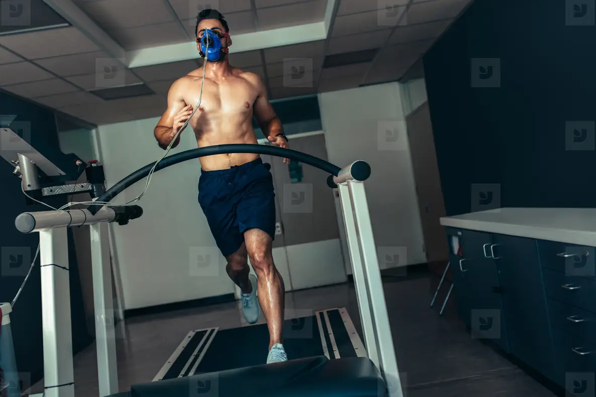 Runner With Mask Doing A Performance Test On Treadmill Photo (139934 ...