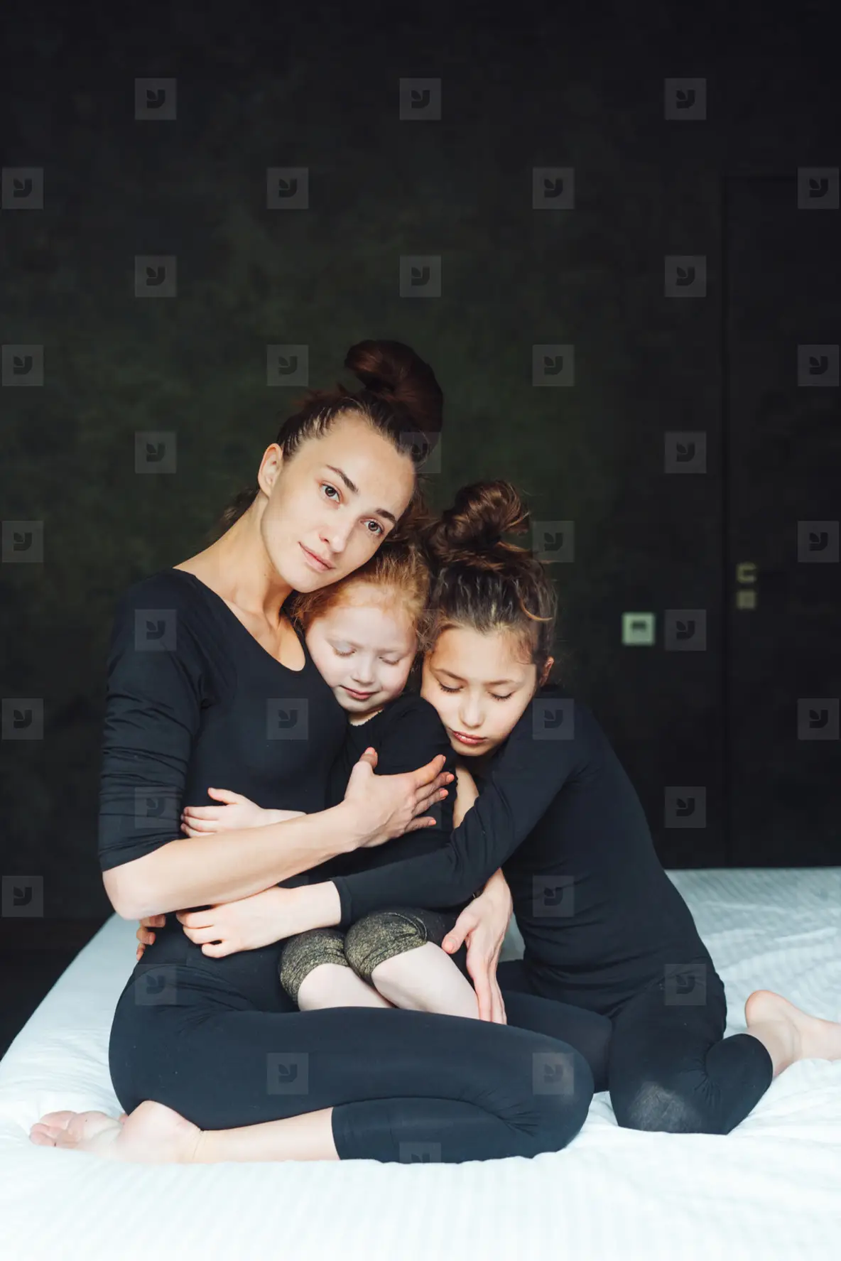 Mom And Two Daughters Have Fun On The Bed Photo (152333) - YouWorkForThem