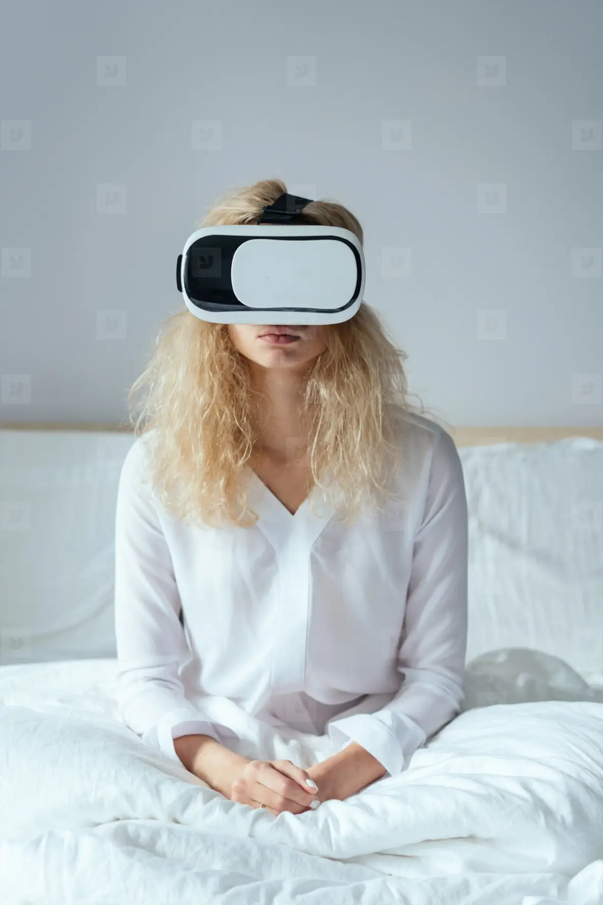 Girl Sitting On A Bed With VR Headset Photo (160254) - YouWorkForThem