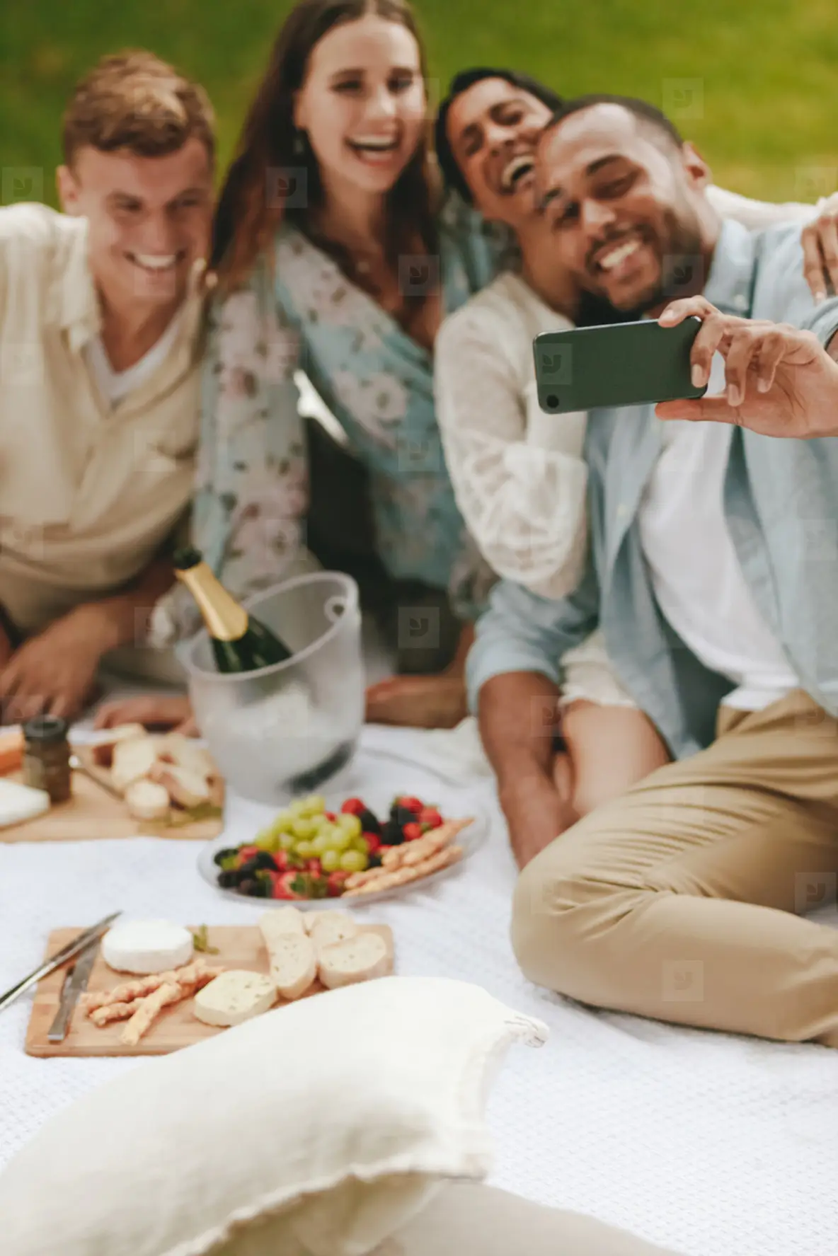 Group Of Friends Having Fun Together And Taking Selfie Photo (214433 ...