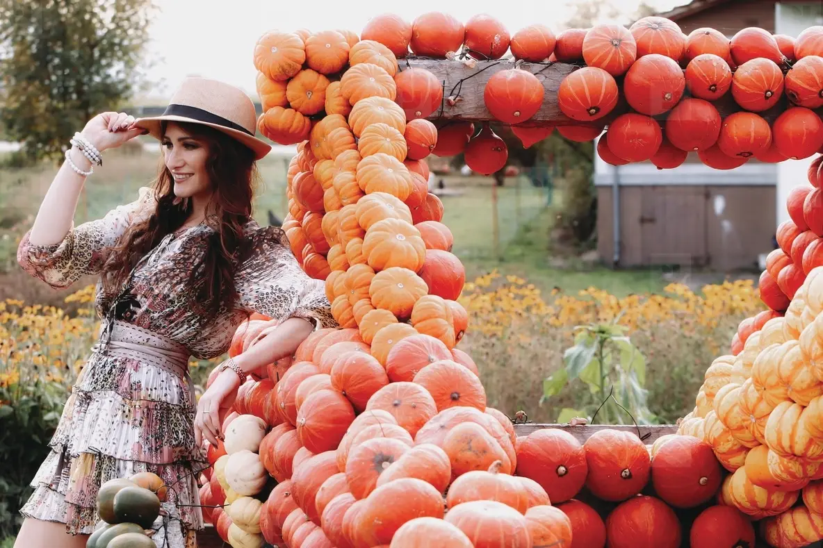 Beautiful Women During Fall 11 Photo (244922) - YouWorkForThem