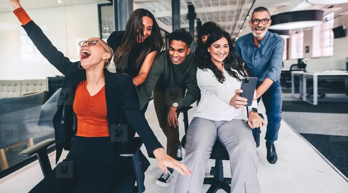 Snapping The Best Work Moments Photo (256019) - YouWorkForThem